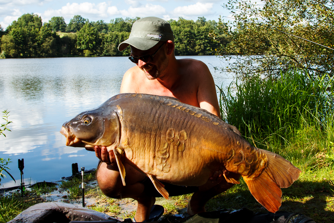catching monster carp at cherpont lake in france with euro carp tours ...